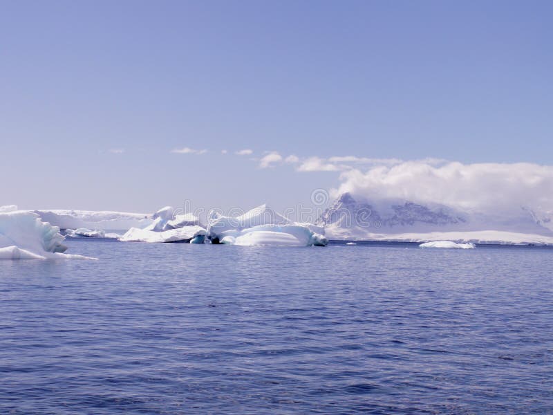 Mer Antarctique Avec Iceberg Photo stock - Image du nuages, ciel: 2537934