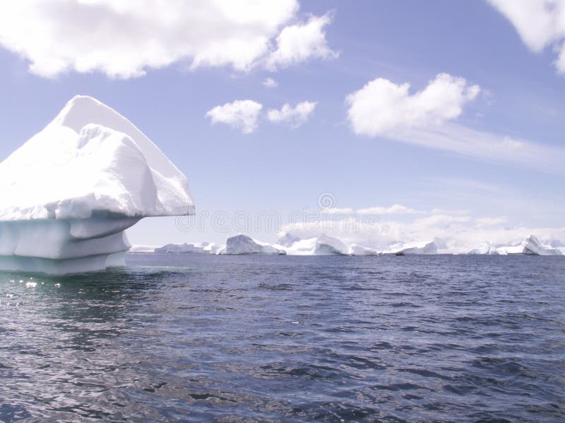 Mer Antarctique Avec Iceberg Photo stock - Image du nuages, ciel: 2537934