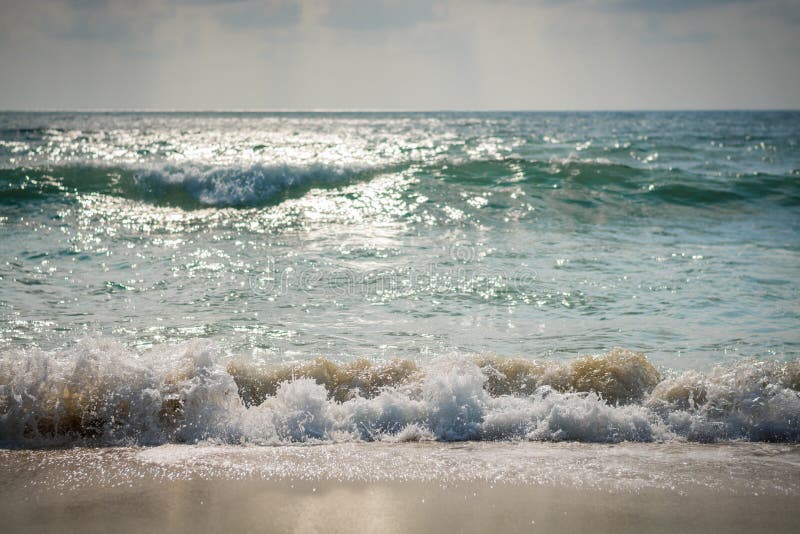 Mer Avec Le Ressac Sur La Plage Image stock - Image du beauté, fond ...