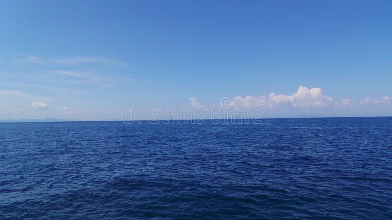 Mer bleue image stock. Image du océan, bleu, ciel - 55385185
