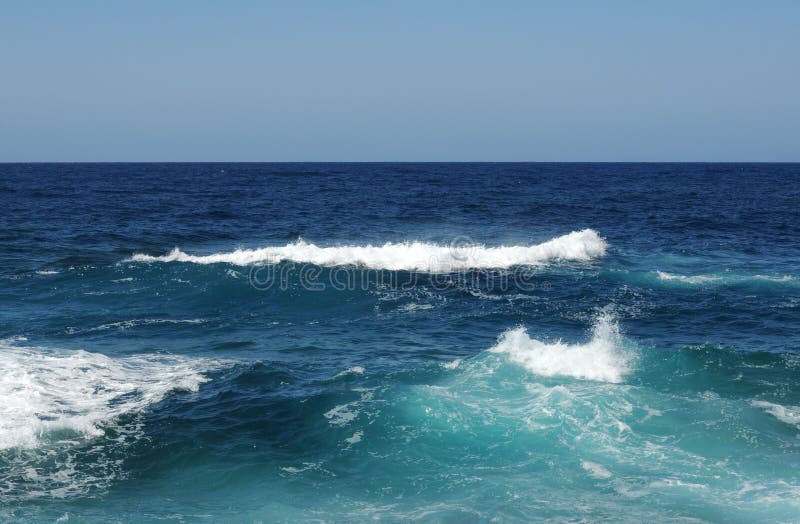 Mer bleu photo stock. Image of beauté, ciel, panorama - 5810046