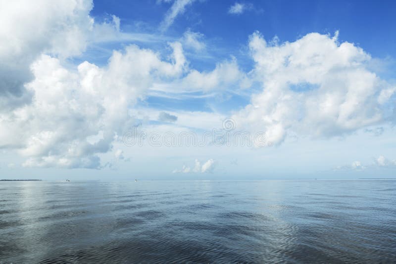 Mer bleue image stock. Image du pureté, rayon, paradis - 64568371