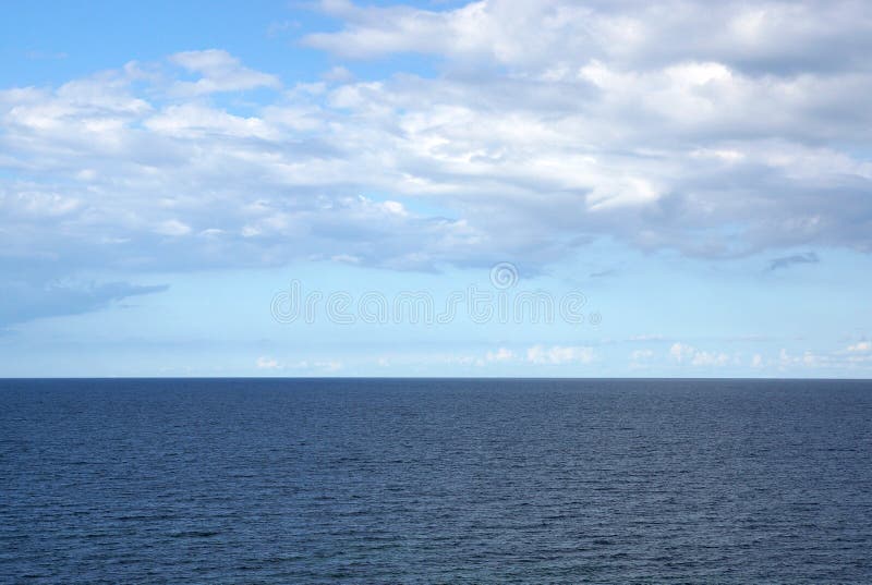 Mer Calme Et Ciel Clair Bleu Image stock - Image of nuage, propre: 35335123
