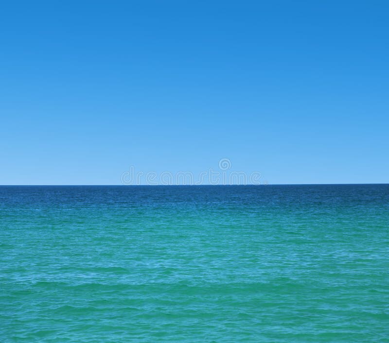 Mer Calme Et Ciel Clair Bleu Photo stock - Image du liquide, clair ...