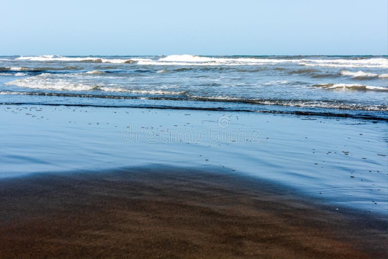 Mer bleue, ressac photo stock. Image of idyllique, flux - 60523870