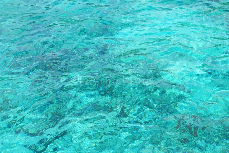 Mer claire avec le corel image stock. Image du nuage - 40165429