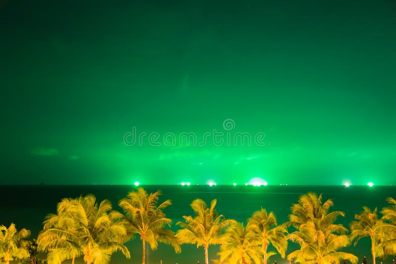 Mer De Nuit Avec Le Ciel Vert Photo stock - Image du vert, couleur ...