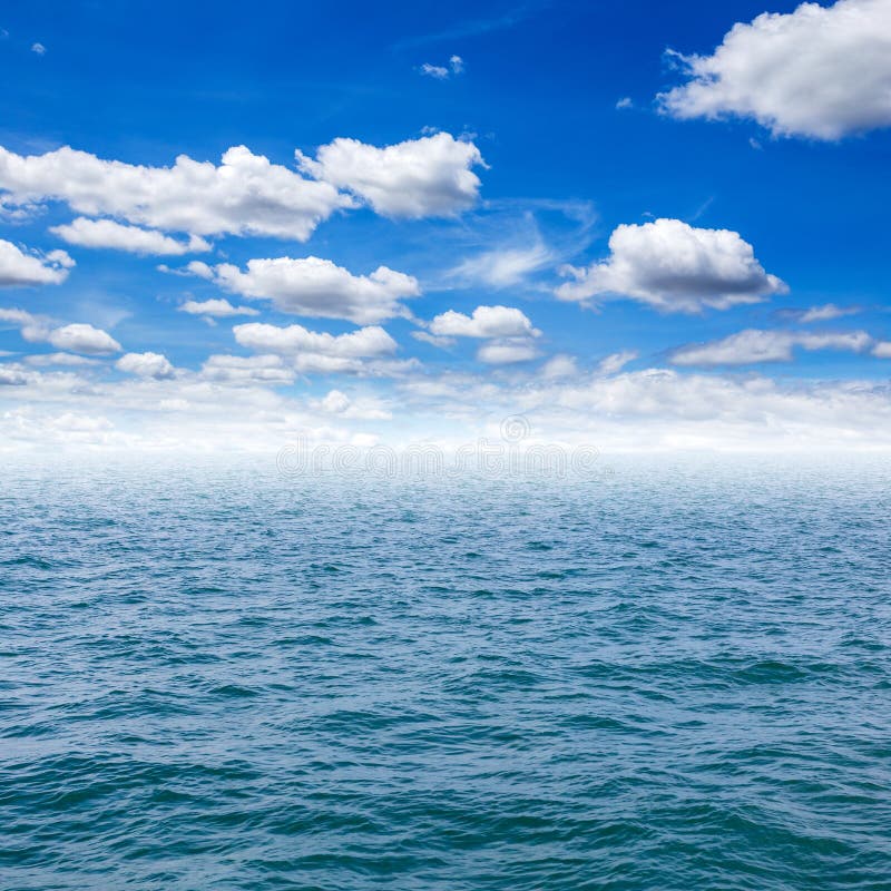 Mer et ciel bleu photo stock. Image du sunbeam, couleur - 55722548