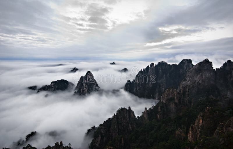 Mer Jaune De Nuage De Montagne Photo stock - Image du divinement ...