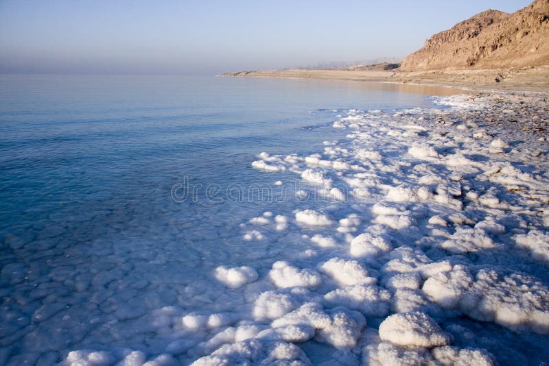 Mer morte photo stock. Image du neige, montagnes, pierres - 15516314