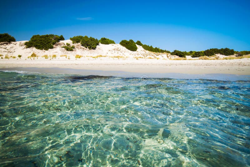 Mer Transparente Et Eau Clair Comme De L'eau De Roche De La Sardaigne ...