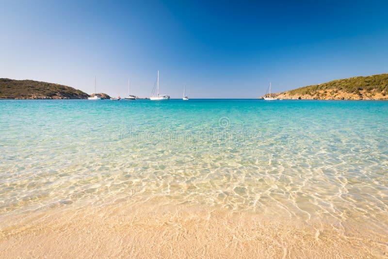 Mer Transparente Et Eau Clair Comme De L'eau De Roche De La Sardaigne ...