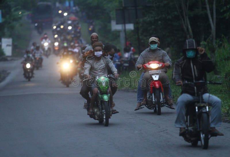 Merapi eruption editorial stock image. Image of eruption - 32539469