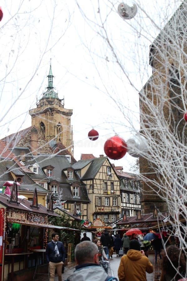 Mercado do Natal em Colmar fotografia editorial. Imagem de catedral ...