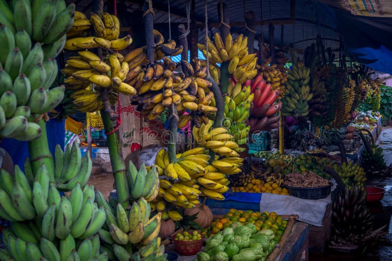 Banana no mercado imagem de stock. Imagem de vegetal - 39939289