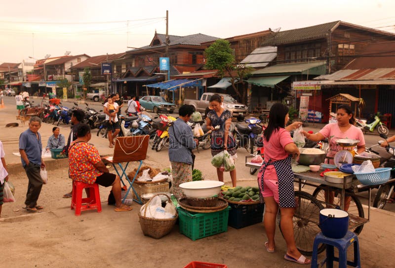 MERCADO DE LA GENTE DE ASIA TAILANDIA SUKHOTHAI Foto de archivo ...