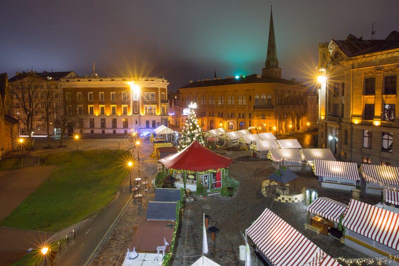 Mercado De La Navidad En Riga, Letonia Imagen de archivo - Imagen de ...