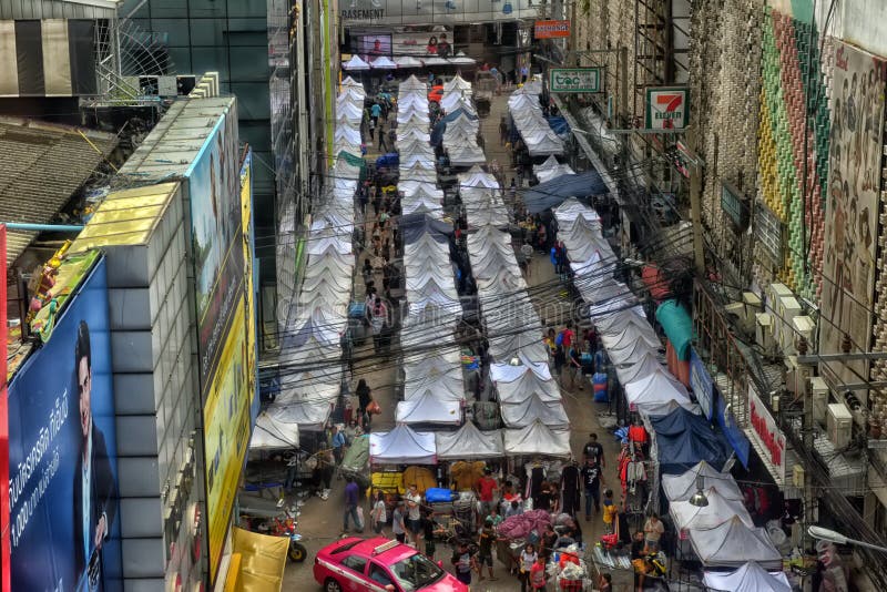Mercado De Rua Com Muitas Barracas Imagem Editorial - Imagem de ...