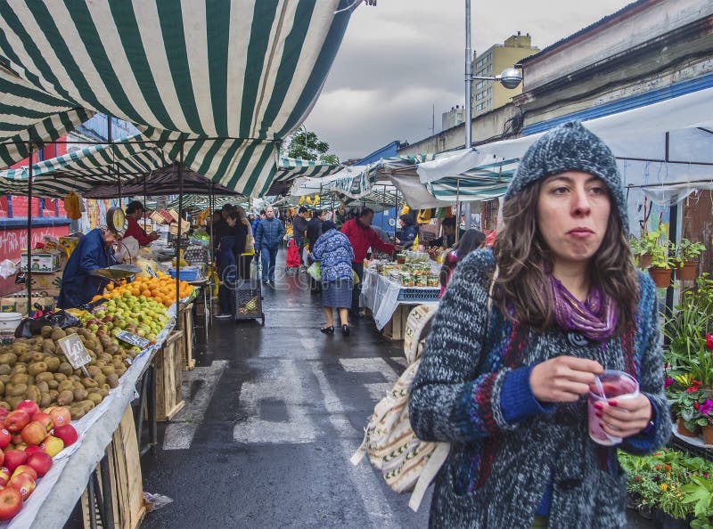 Mercado de rua no Santiago foto editorial. Imagem de coma - 32438531