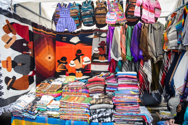 Materias Textiles Coloridas Tradicionales En Otavalo, Ecuador Foto de ...