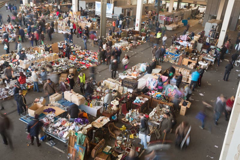 Stare Rzeczy Przy Mercat De Encants Pchli Targ W Barcelona Obraz ...