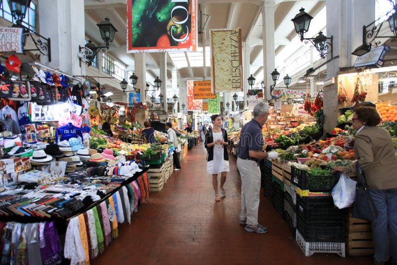 Mercato di strada a Roma immagine editoriale. Immagine di frutte - 34010430