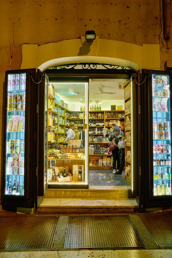 Uma mercearia foto de stock editorial. Imagem de compra - 95384838