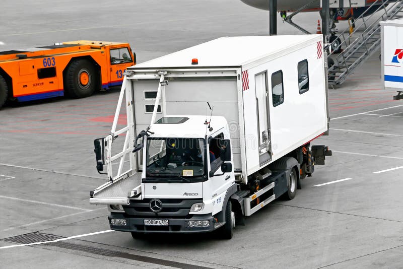 Mercedes-Benz Atego 1016 imagem de stock editorial. Imagem de cabine ...