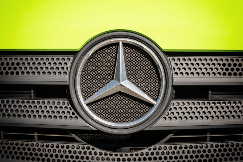Mercedes-Benz-Marke Auf Front Des LKWs Redaktionelles Bild - Bild von ...