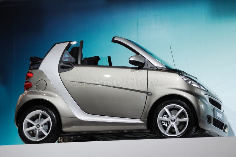 Mercedes benz logo editorial image. Image of driving - 16294720