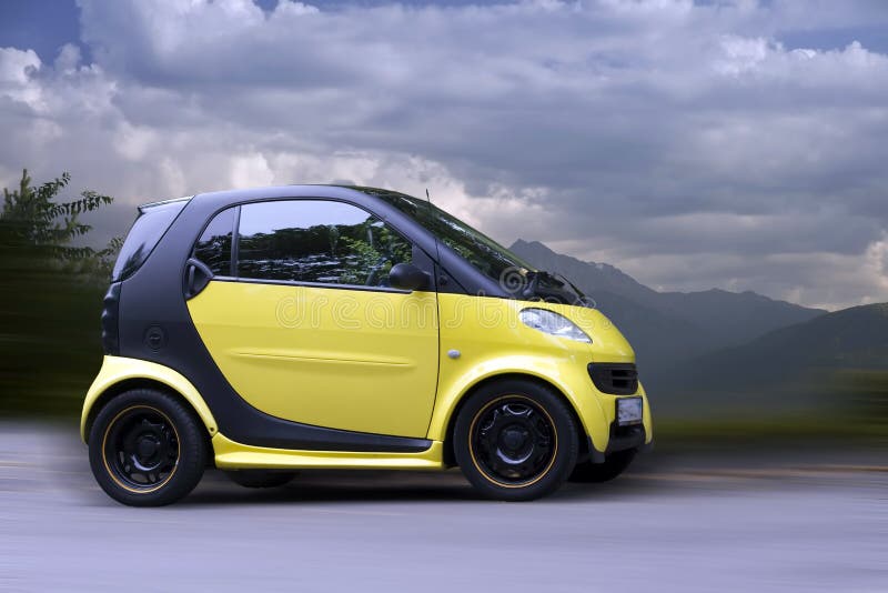 Mercedes Benz Smart, Coche Amarillo Foto de archivo - Imagen de paisaje ...