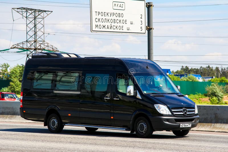Mercedes-Benz Sprinter Minibus Negra En El Camino Imagen de archivo ...
