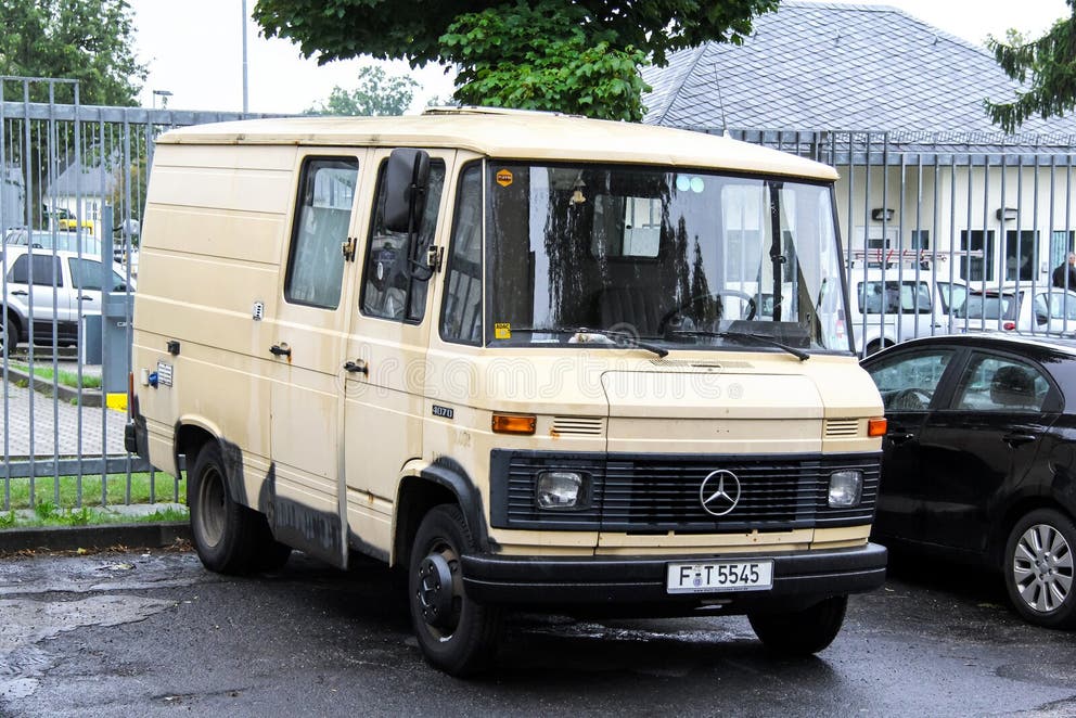 Mercedes-Benz-T2 407D redaktionelles foto. Bild von mercedes - 124004426