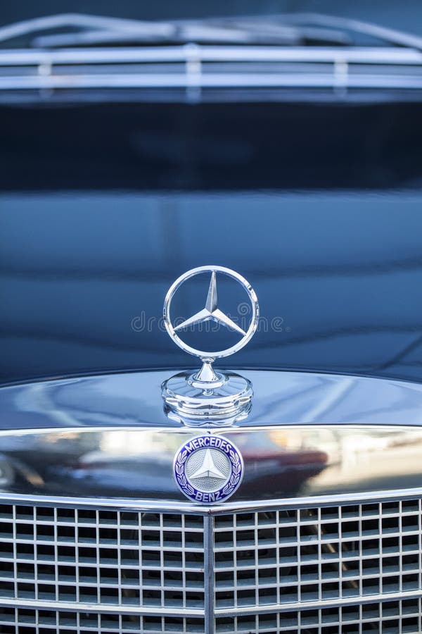 Mercedes firma foto de archivo editorial. Imagen de internacional ...