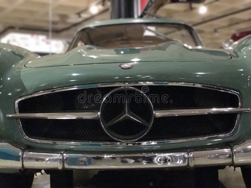 Mercedes vert en bon état image stock éditorial. Image du ingénierie ...