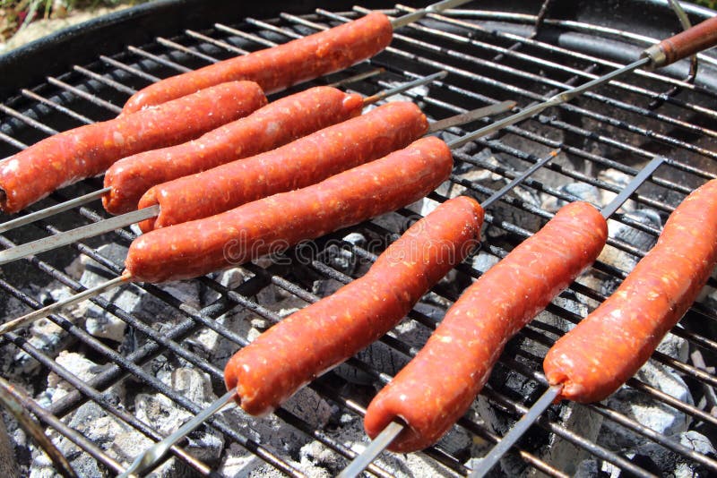 Merguez auf Grill stockfoto. Bild von grill, zahnstange - 100681512