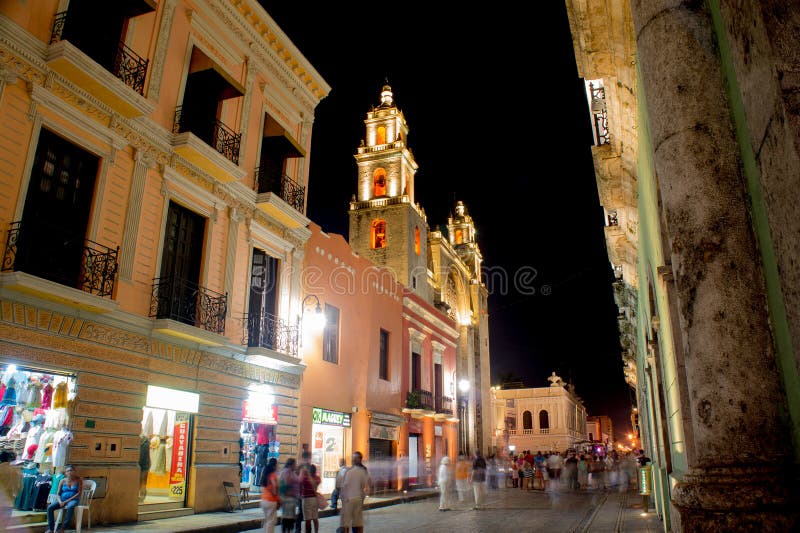 Merida Mexico Main Street Na Noite Fotografia Editorial - Imagem de ...
