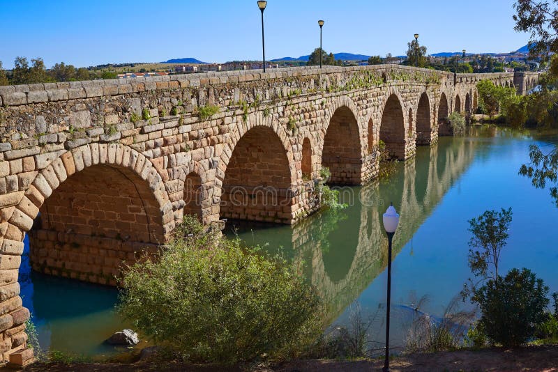 Merida in Ponte Romano Della Spagna Sopra Guadiana Immagine Stock ...