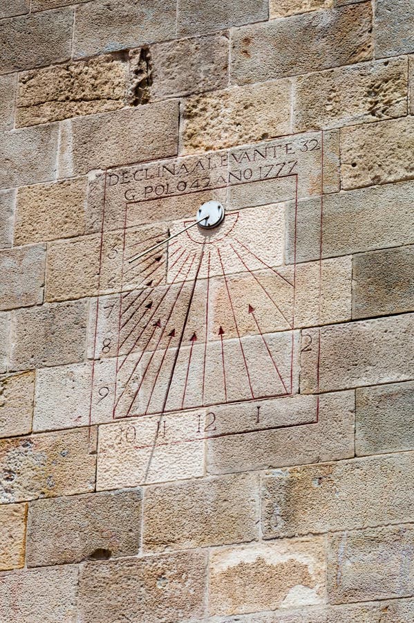 Meridiana Sul Muro Di Mattoni Immagine Stock - Immagine di centrale ...