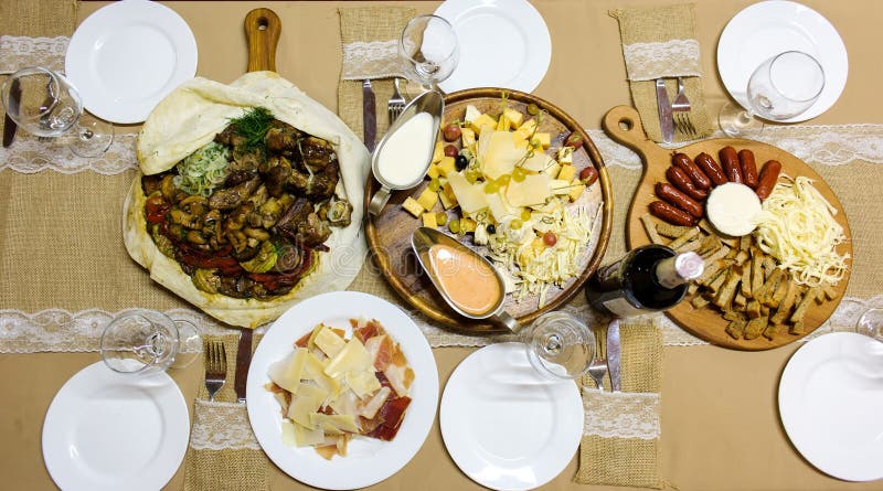 Mesa con mucha comida imagen de archivo. Imagen de conjunto - 186607011