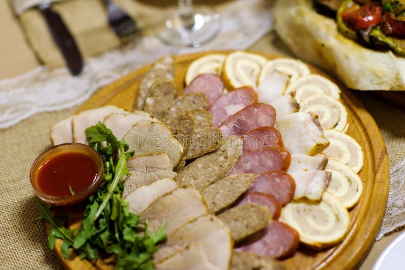 Mesa Servida En El Restaurante Con Platos Y Copas Imagen de archivo ...