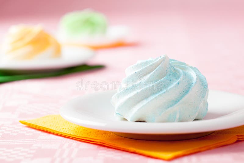 Meringues image stock. Image du multicolore, coloré, trois - 28975565