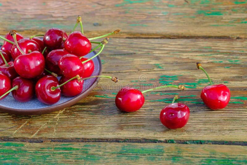 Merise Sur La Table Vue De Ci-avant Image stock - Image of radis, baie ...