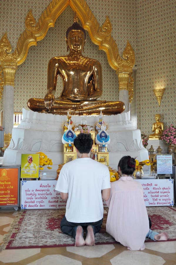 Merit Makers at a Buddhist Temple Editorial Image - Image of holiday ...