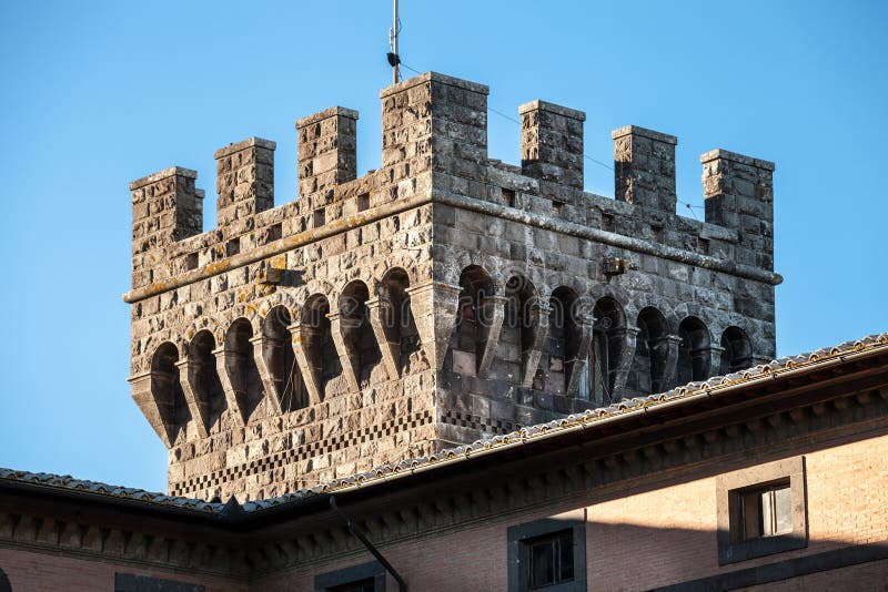 Torre Y Parapeto De Un Castillo Medieval Imagen de archivo - Imagen de ...