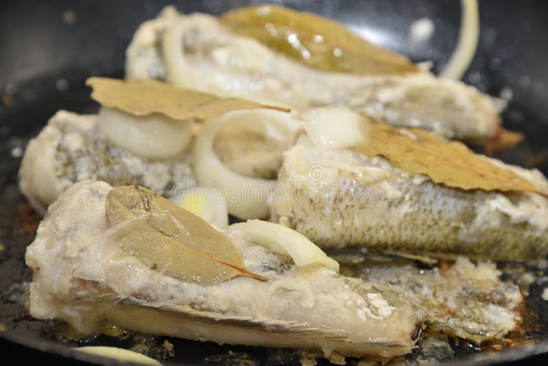 Merluches Crues Avec Le LeafÂ De Baie du Couteau De Cuisine, De L'huile ...