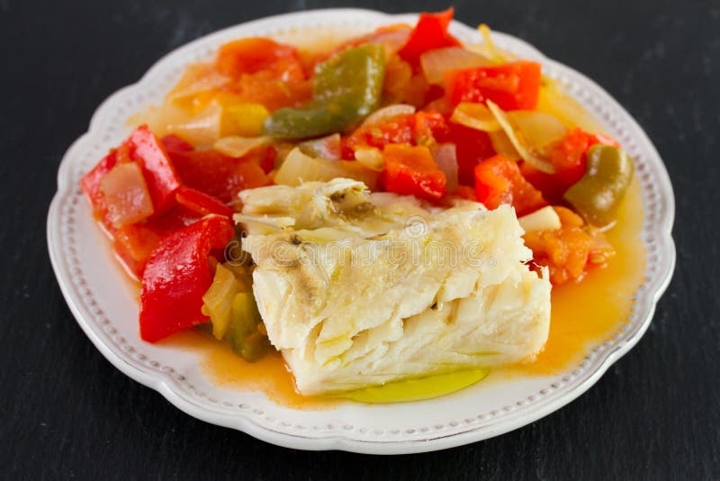 Merluzzo Con Le Verdure E Le Olive Sul Piatto Bianco Fotografia Stock ...