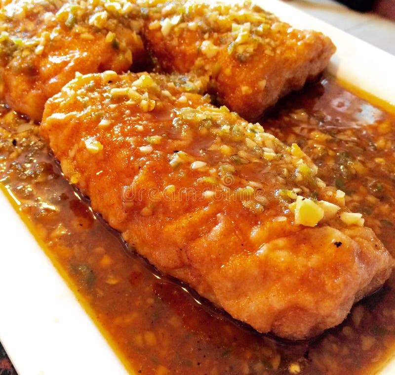 Merluzzo Fritto Con Salsa Dolce E Piccante Fotografia Stock - Immagine ...