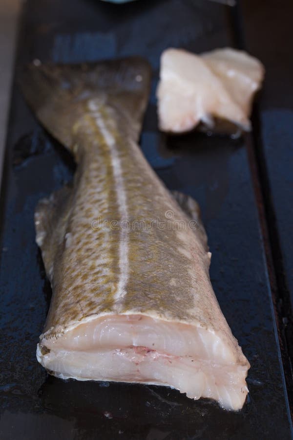 Merluzzo Su Un Vassoio Nero Fotografia Stock - Immagine di fresco ...