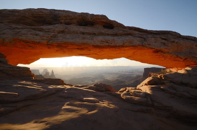 Mesa Arch Glowing En La Salida Del Sol Imagen de archivo - Imagen de ...